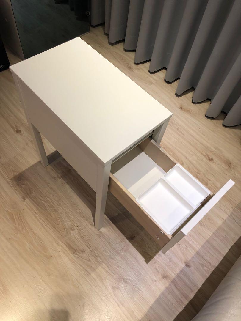 Ikea Nordli 白色功能木製邊桌 床邊桌 有一抽屜內有夾層 家具及居家用品 家具 桌子在旋轉拍賣