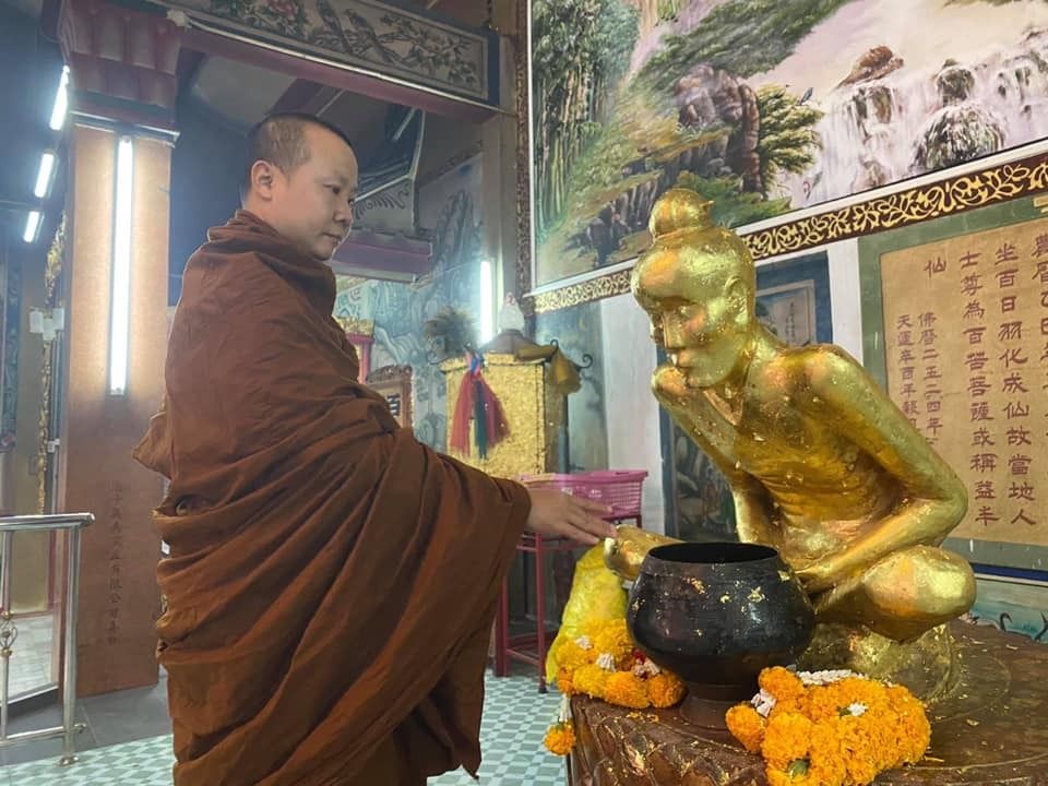 佛道雙修金身不壞捐棺法門始創者 龍婆丕恩師 百苦菩薩 劉益豐仙 2520 21 金身小立尊 泰國佛牌 興趣及遊戲 收藏品及紀念品