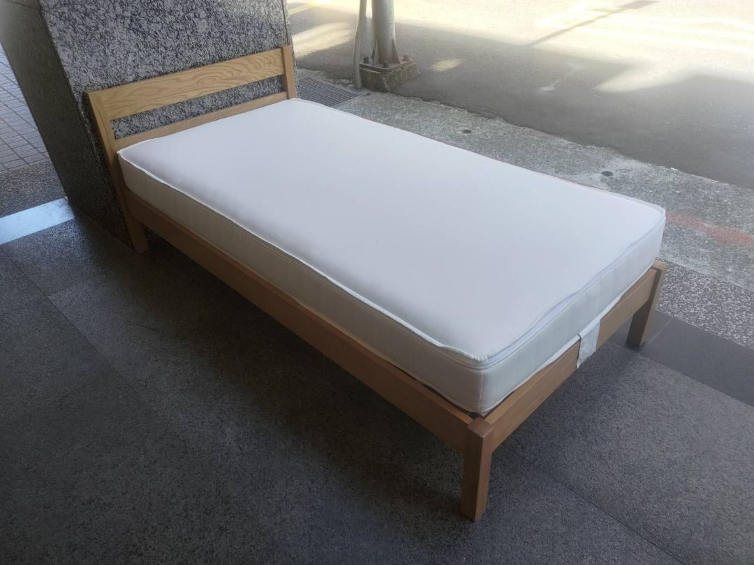 隆發家具行無印良品 3尺 單人床 單人床架 單人床墊 二手家具 中古家具 家具及居家用品 家具 床架及床墊在旋轉拍賣