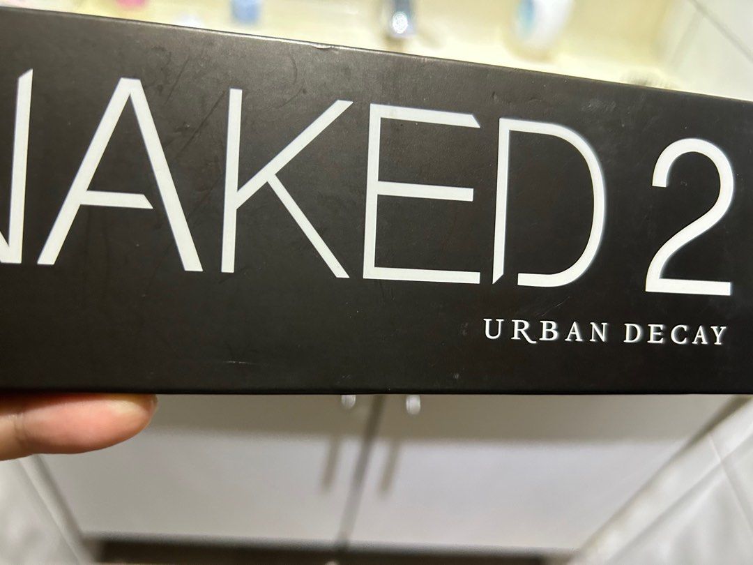 九成 新眼影 naked on Carousell