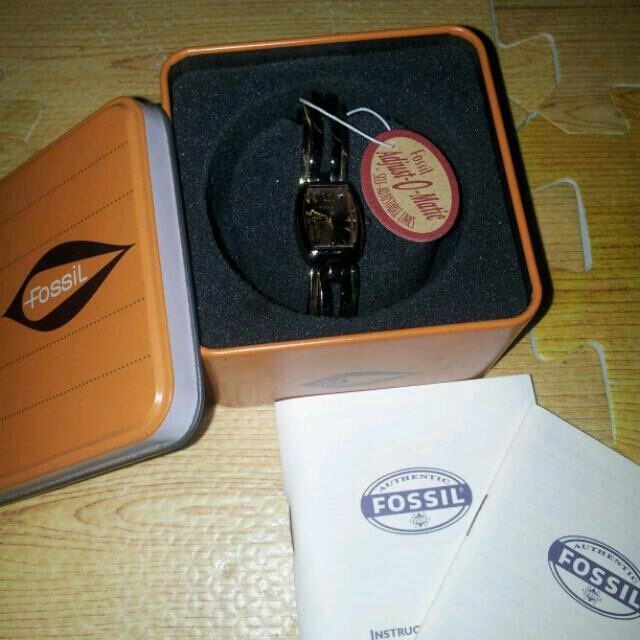 Fossil , Mobile Phones & Gadgets, Wearables & Smart Watches on Carousell