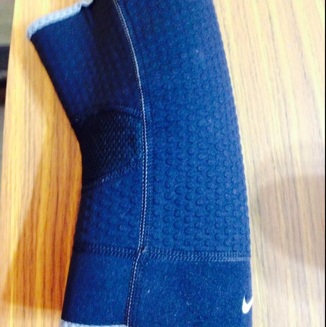Nike Knee Guard, Health & Nutrition, Braces, Support & Protection on ...