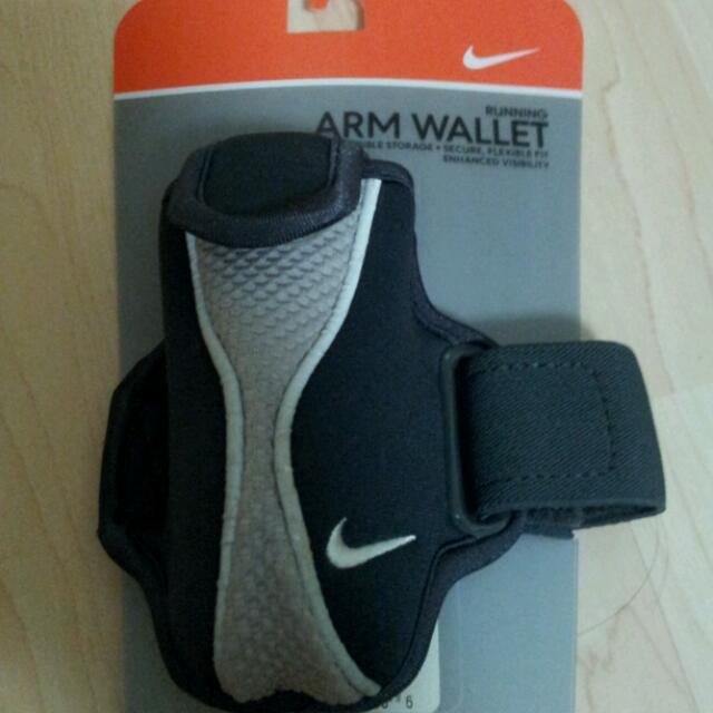 Nike arm wallet (running), Men's Fashion, Activewear on Carousell
