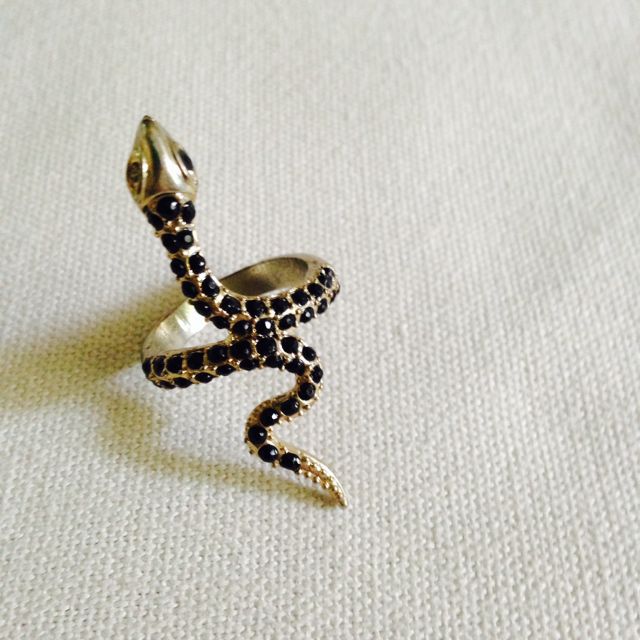 Diva Snake Ring, Women's Fashion, Jewelry & Organisers, Body Jewelry on ...