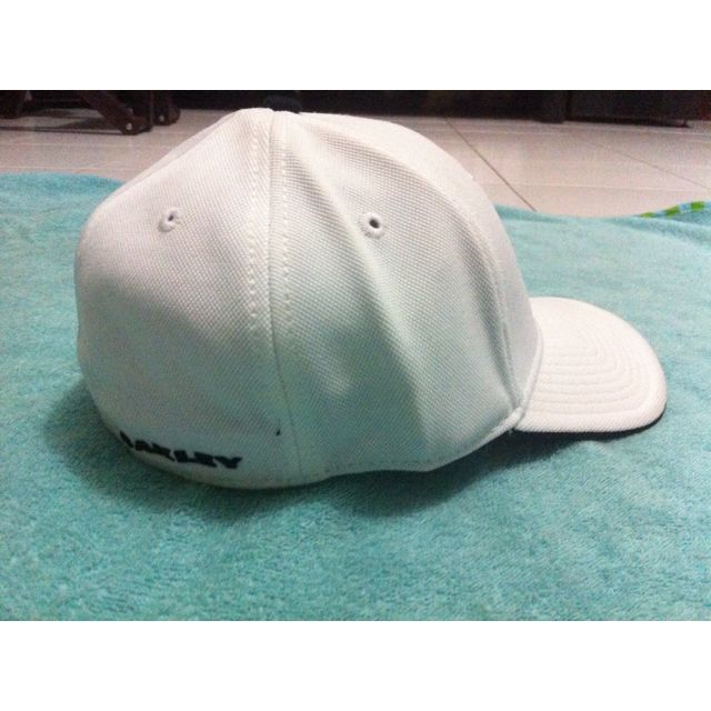 Oakley Cap, Men's Fashion, Watches & Accessories, Caps & Hats on Carousell