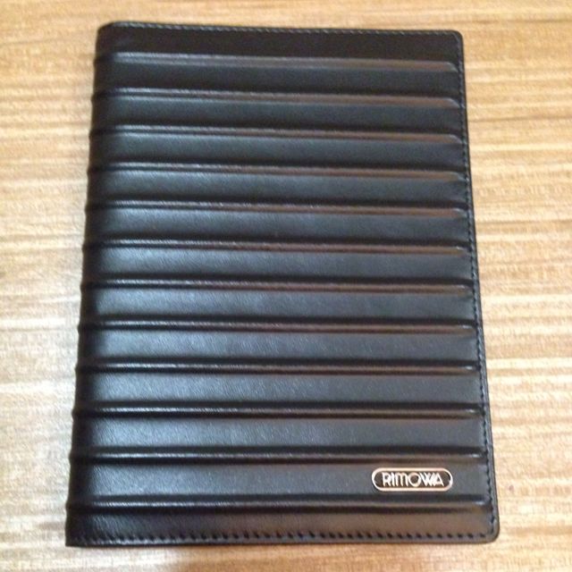 Rimowa Passport Holder With Rimowa Signature Groove Design (Brand New ...