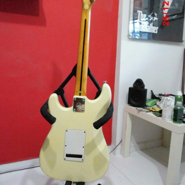 Clearance Hondo Strat Guitar Vintage White Rare, Hobbies & Toys, Music ...