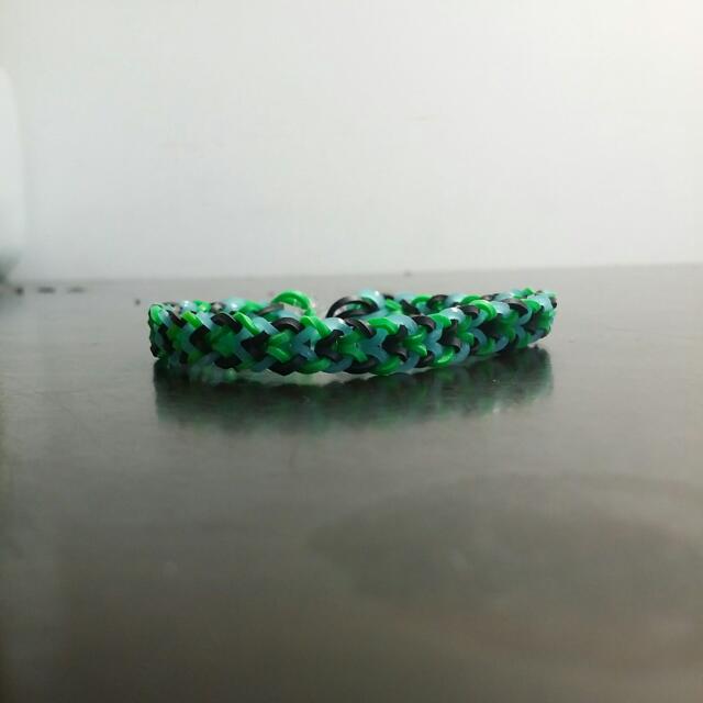 Inverted fishtail loom band, Hobbies & Toys, Stationery & Craft, Craft ...