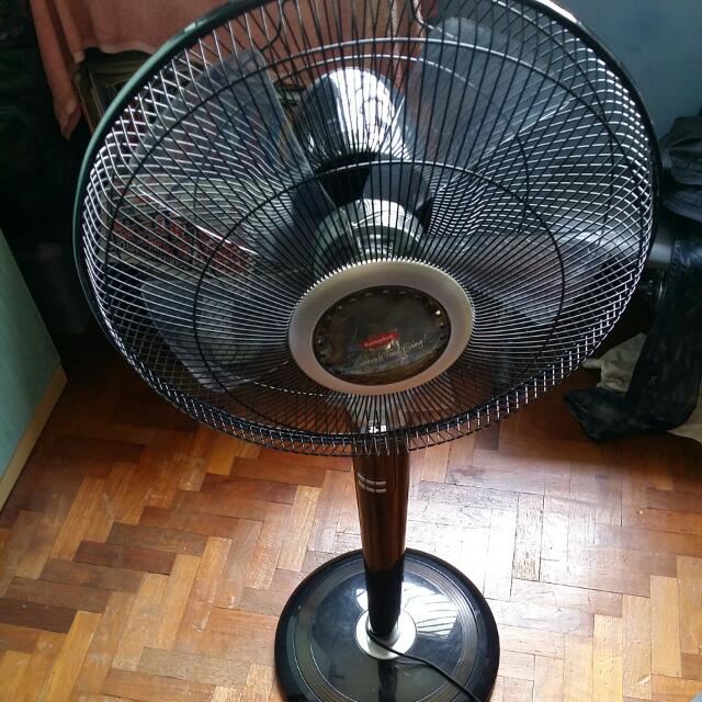 EuropAce 16" Stand Fan with Remote Control, figure '8' Oscillation ...