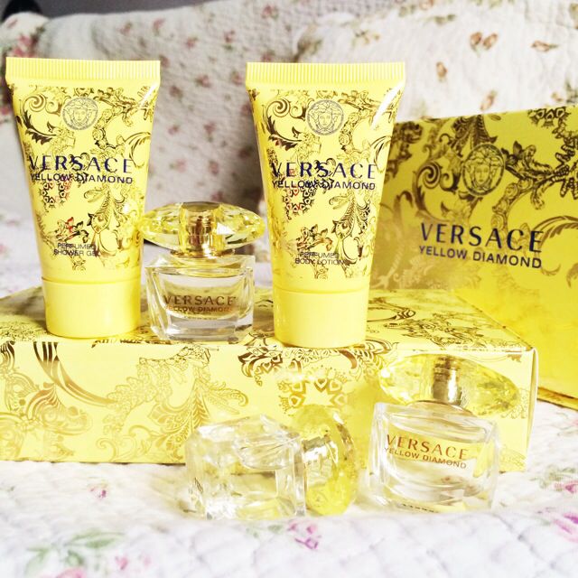 Versace Yellow Diamond Perfume Gift Set SOLD OUT, Women's Fashion ...