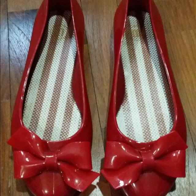 Red Rubber Shoes, Women's Fashion, Footwear, Sneakers on Carousell