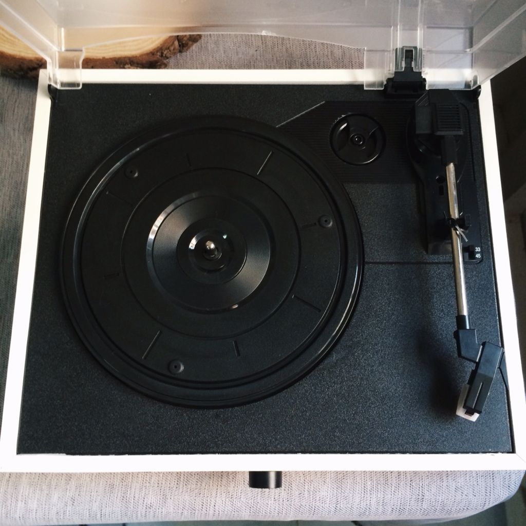 White Vinyl Record Player / Turntable With Built-in Speakers, Audio ...