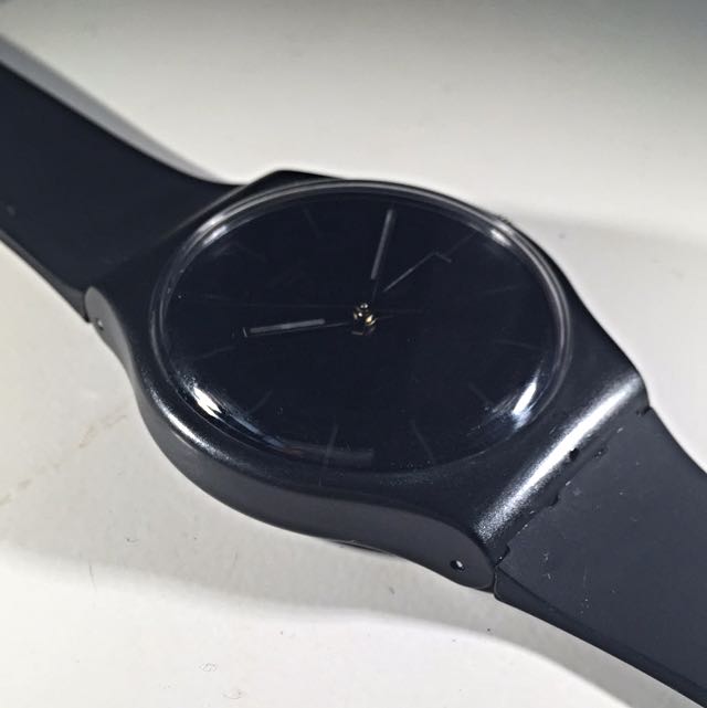 Swatch Watch All Black, Men's Fashion on Carousell