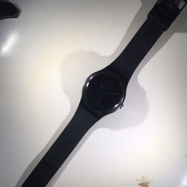 Swatch Watch All Black, Men's Fashion on Carousell