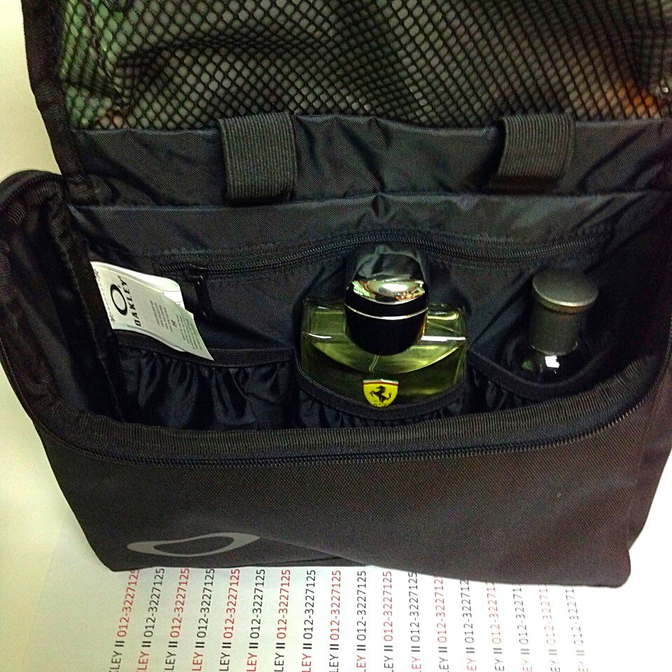 Oakley Body Bag 3.0, Luxury, Bags & Wallets on Carousell