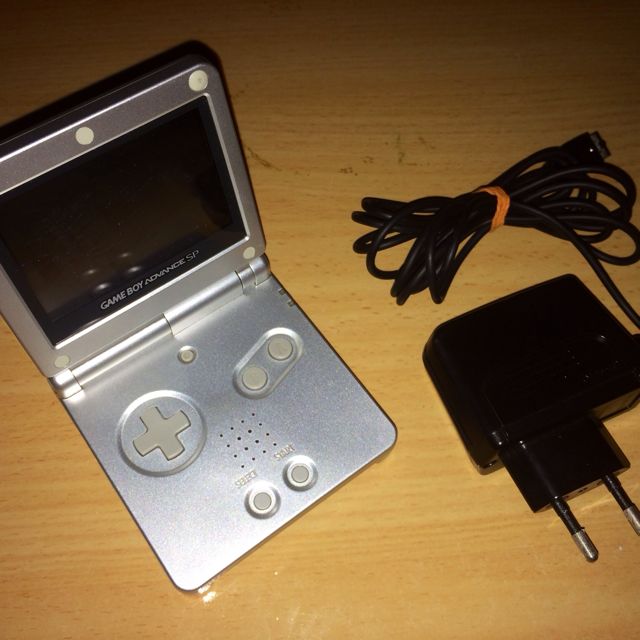 Gameboy Advance SP (Silver), Hobbies & Toys, Toys & Games on Carousell