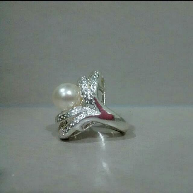 BRAND NEW PEARL DIVA RING , Women's Fashion, Jewelry & Organisers, Body Jewelry on Carousell
