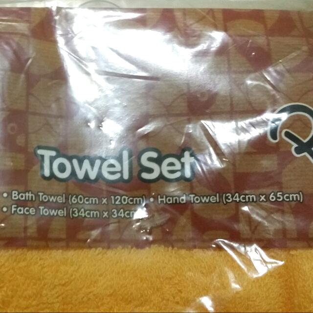 Pingu Towel Set, Babies & Kids, Bathing & Changing, Changing Mats ...