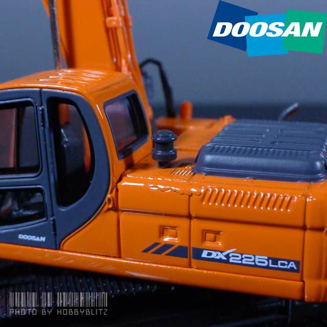 1:40 Scale Doosan DX225LCA Crawler Excavator Diecast Construction Model ...