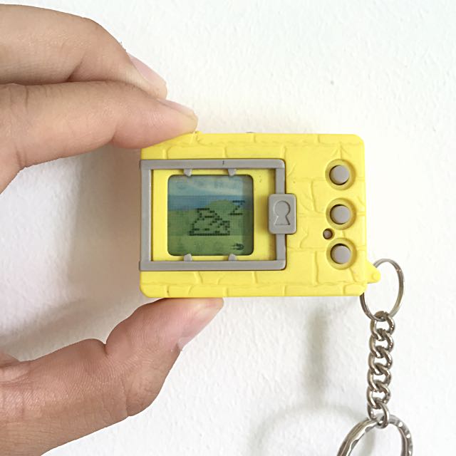 *RARE* English V1 Digimon Tamagotchi Virtual Pet Yellow, Hobbies & Toys ...