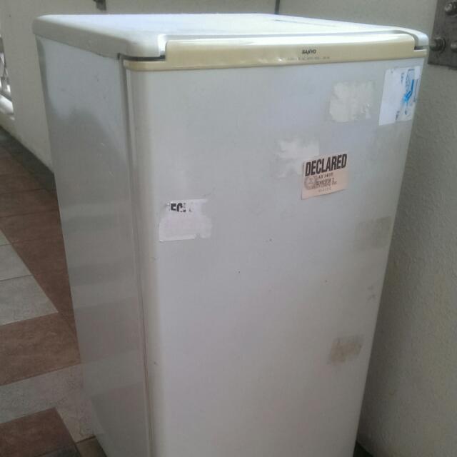 Sanyo 1m Tall Fridge (Relisted), TV & Home Appliances, Kitchen ...