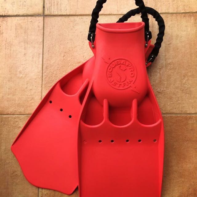 Buys red jet fins, completely disregards color absorption under water 😅 ...