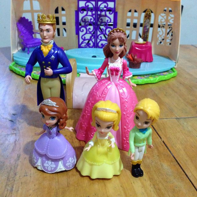 Sofia the First Magic Talking Castle With The Royal Family, Hobbies ...