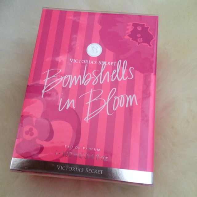 BNIB Victoria's Secret Bombshell In bloom, Women's Fashion, New ...