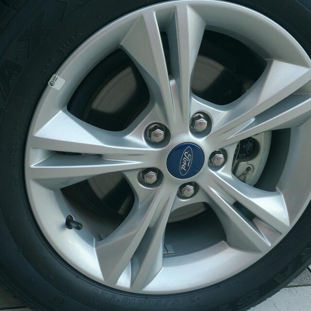 Ford Focus Mk3原廠16吋鋁圈, 汽車在旋轉拍賣