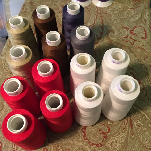 Bernina 700D Serger (overlock sewing machine), Hobbies & Toys ...