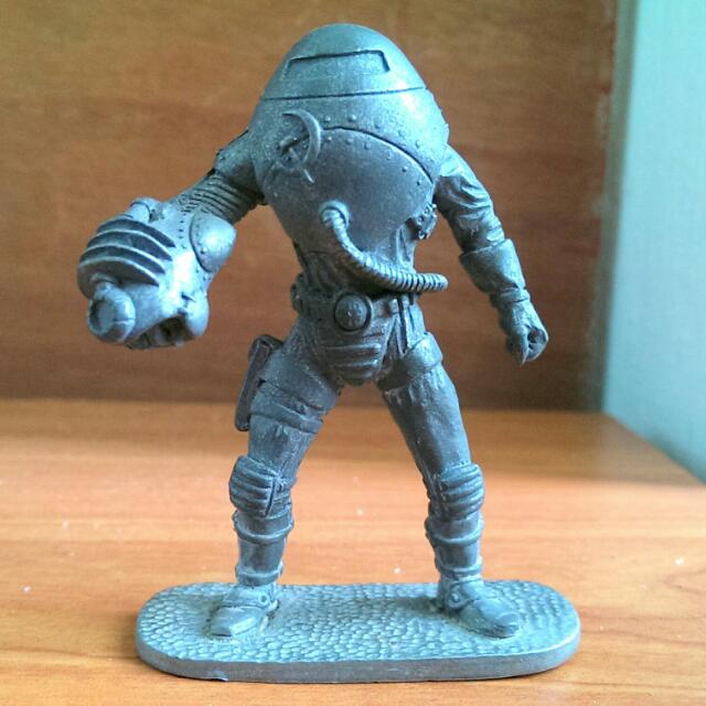 Red Alert 2 Collector Edition Tesla Trooper Pewter Figure, Hobbies ...