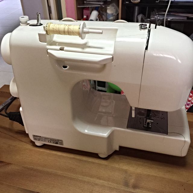 Singer Featherweight II Machine Model 117, Furniture & Home Living ...