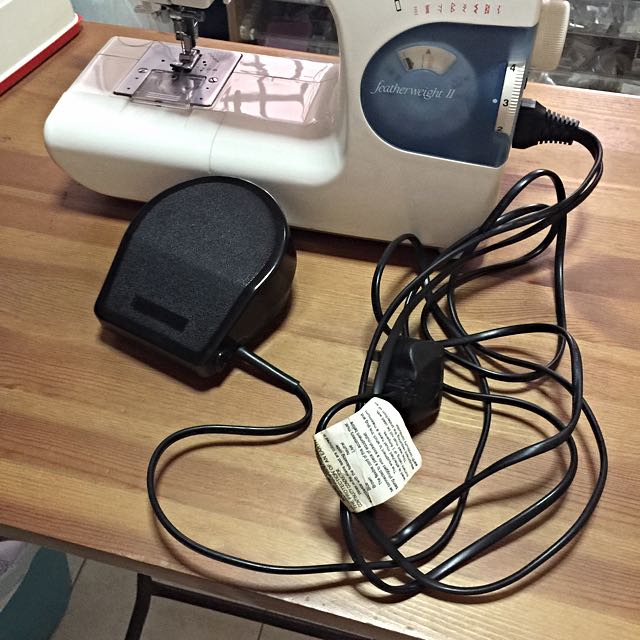 Singer Featherweight II Machine Model 117, Furniture & Home Living ...