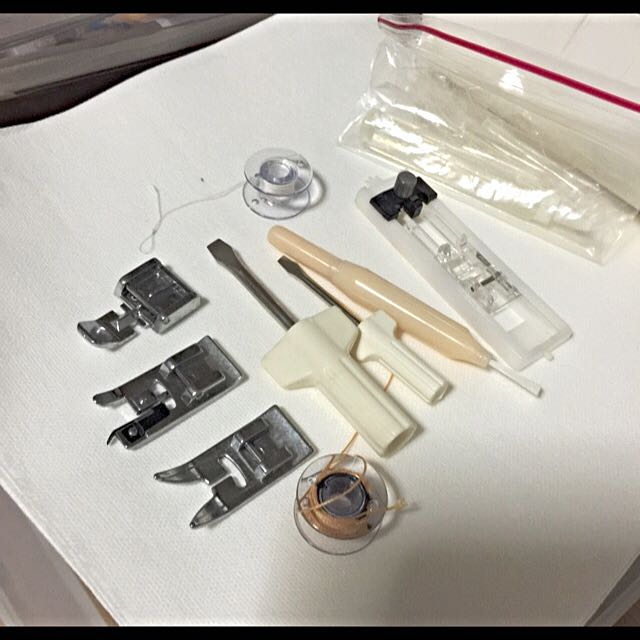 Singer Featherweight II Machine Model 117, Furniture & Home Living ...