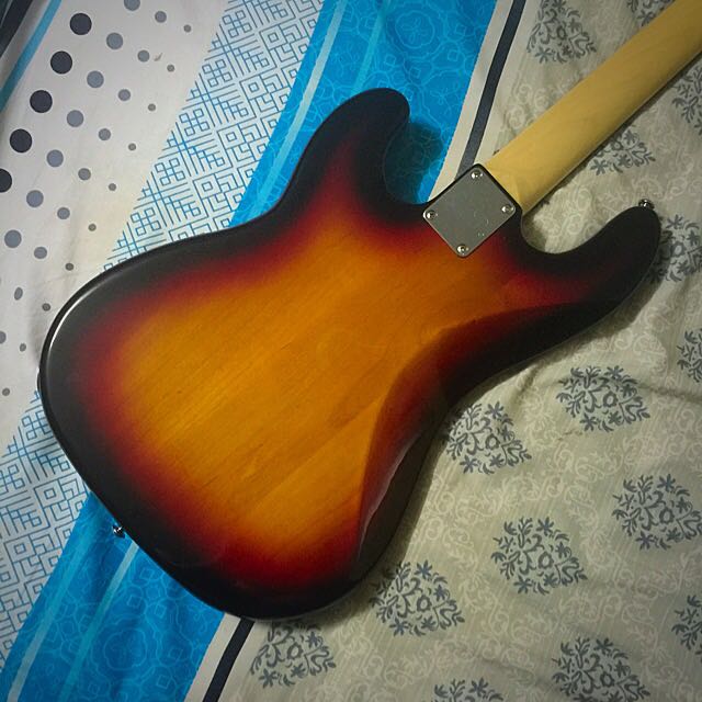 ESP LTD Vintage 204 Fretless Jazz Bass, Hobbies & Toys, Music & Media ...