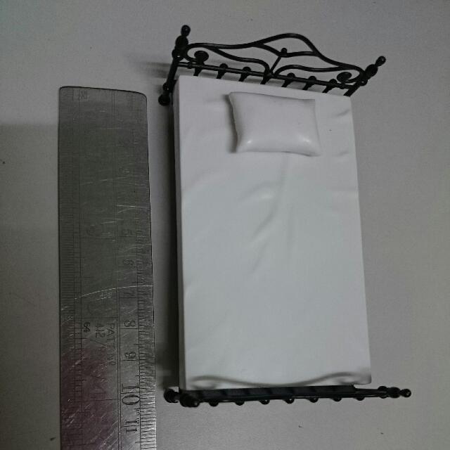MISB Pose Skeleton Sleeping Set Bed , Side Table And Lamp - Rement For ...