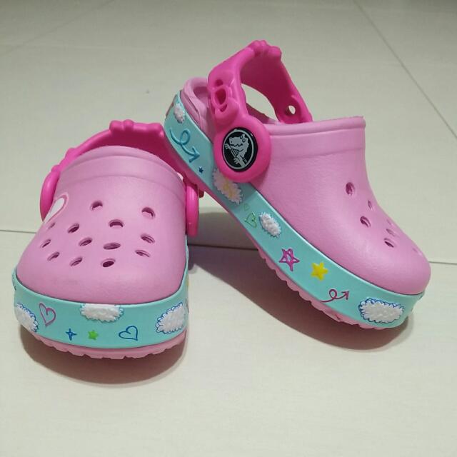[New] Crocs Shoe - HELLO KITTY Plane Clog, Babies & Kids, Babies & Kids ...