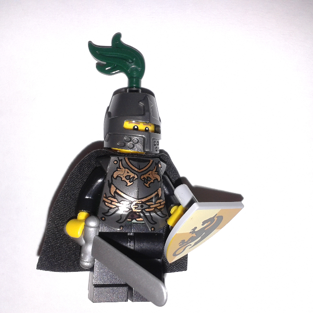 Lego Kingdoms Dragon Knight w/ Cape, Breastplate, Sword & Shield ...