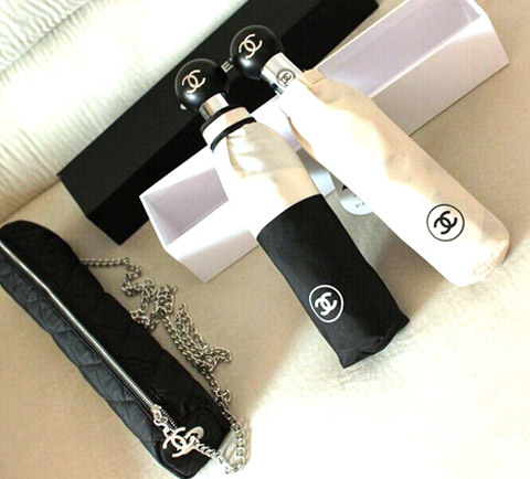 CHANEL VIP Gift Floral Umbrella with Chain Crossbody Pouch (White ...
