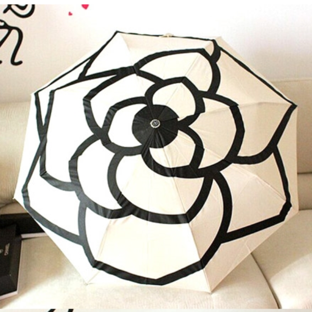 CHANEL VIP Gift Floral Umbrella with Chain Crossbody Pouch (White ...