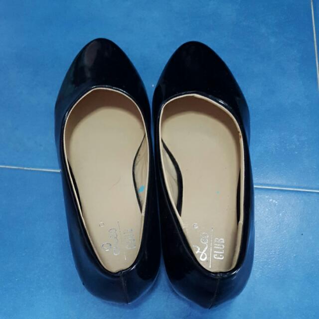 Black Covered Shoe, Women's Fashion, Footwear, Sneakers on Carousell