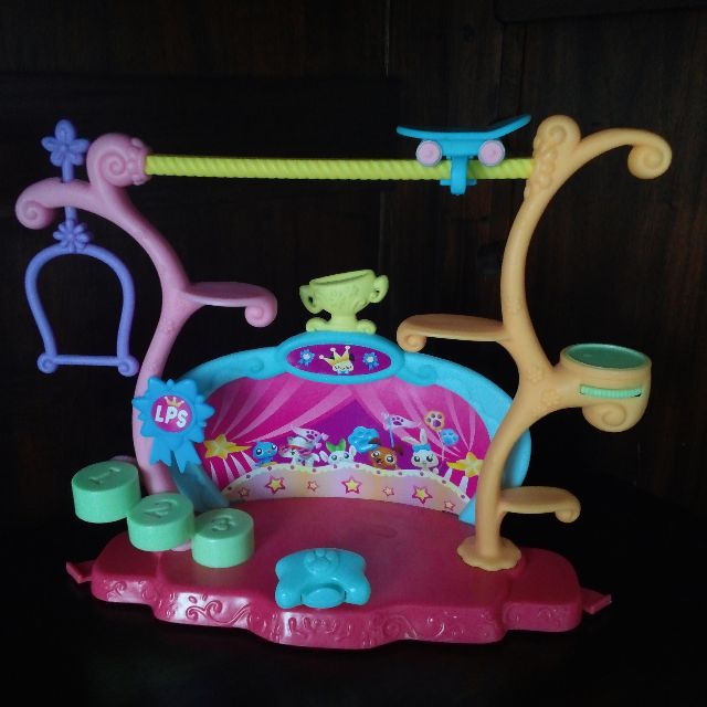 Littlest Pet Shop (LPS): Tricks N Talents Show Set, Hobbies & Toys ...