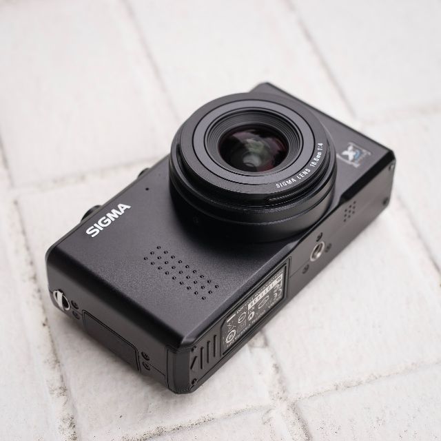 Sigma DP1 + Hood + Close-up Lens, Photography, Cameras on Carousell