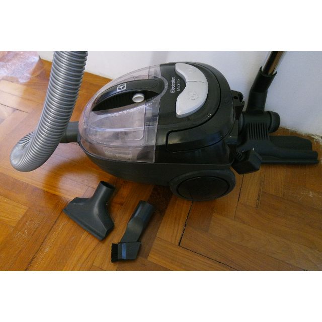 Electrolux mobiOne bagless vacuum cleaner - HEPA filter, TV & Home ...
