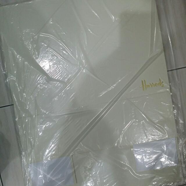 REDUCED! Rm15. Harrods Gift Box Set, Luxury, Accessories on Carousell