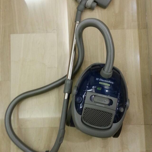 Vacuum Cleaner - Electrolux Z3332 - 1600W, TV & Home Appliances, Air ...