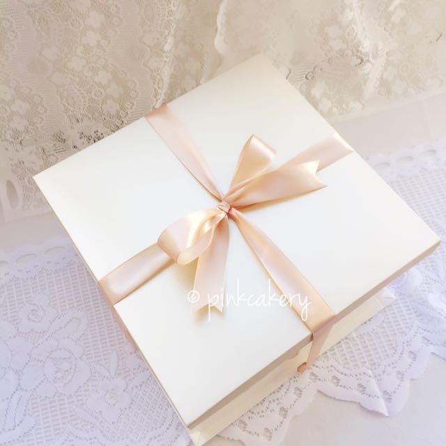 [OUT OF STOCK] 22.5cm high gold 8 inch see through cake box, Hobbies ...