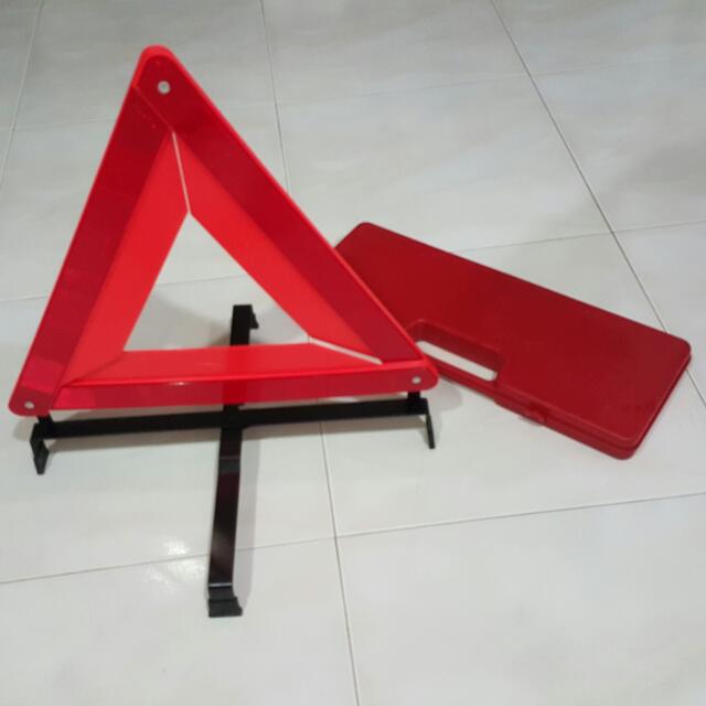 [Reserved] Vehicle Breakdown Triangle Warning Sign, Cars on Carousell