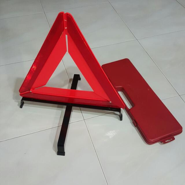 [Reserved] Vehicle Breakdown Triangle Warning Sign, Cars on Carousell