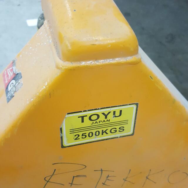 Toyu 2500kg Pallet Jack, Everything Else on Carousell